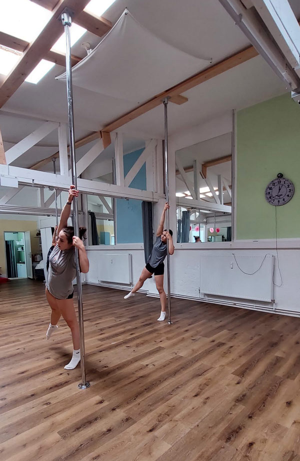 Pole Fitness für die Mädchen aus der 5S - Sport- und Musik-Rg / SSM ...